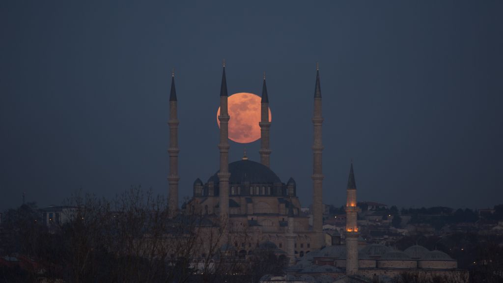 February's Full Snow Moon dazzles in a flurry of stunning photos from ...