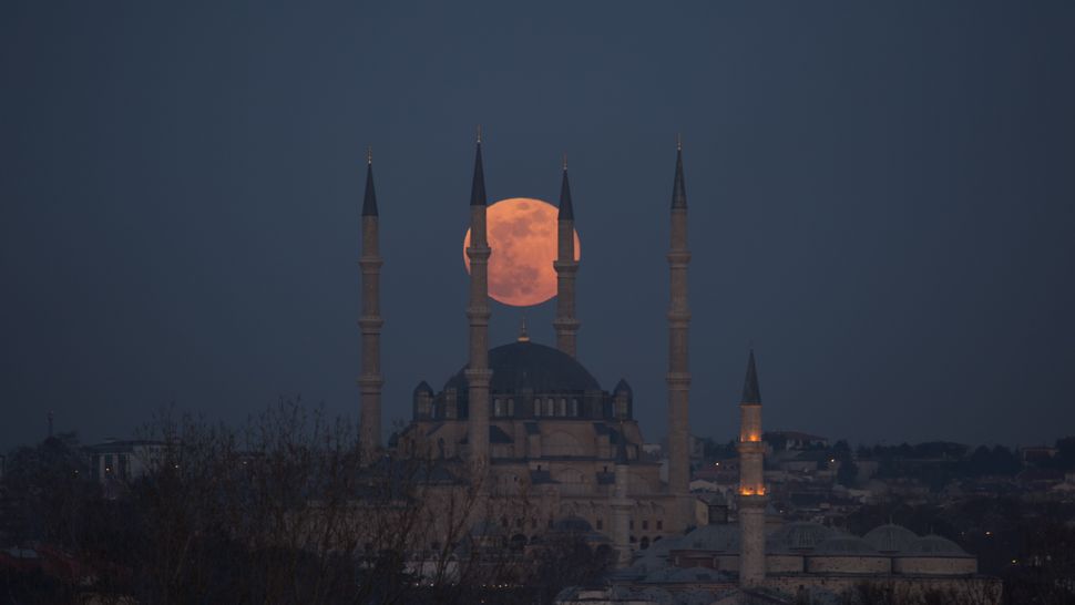 February's Full Snow Moon dazzles in a flurry of stunning photos from ...
