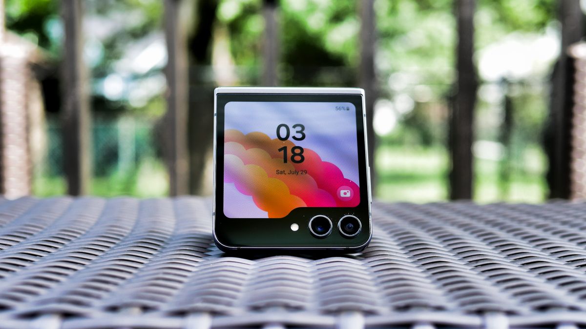 Motorola Razr (2023) vs. Samsung Galaxy Z Flip 5: Which foldable should ...
