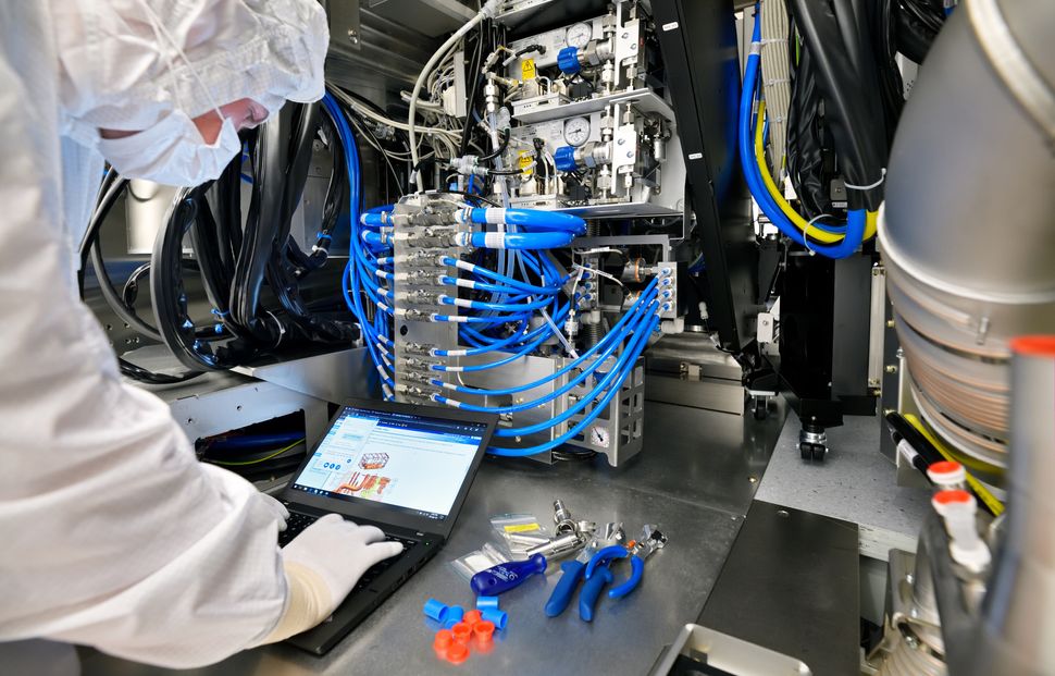 ASML to Install 600 DUV Chipmaking Tools in China by 2025 (Updated ...