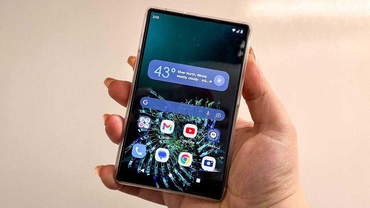 I went hands-on with the rollable Motorola Rizr — and it's surprisingly ...