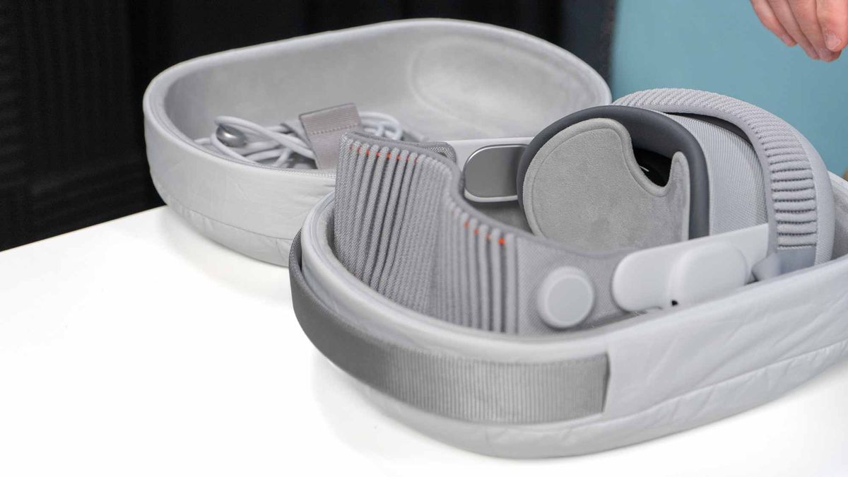 I've been testing the Apple Vision Pro for 3 weeks — here's the pros ...