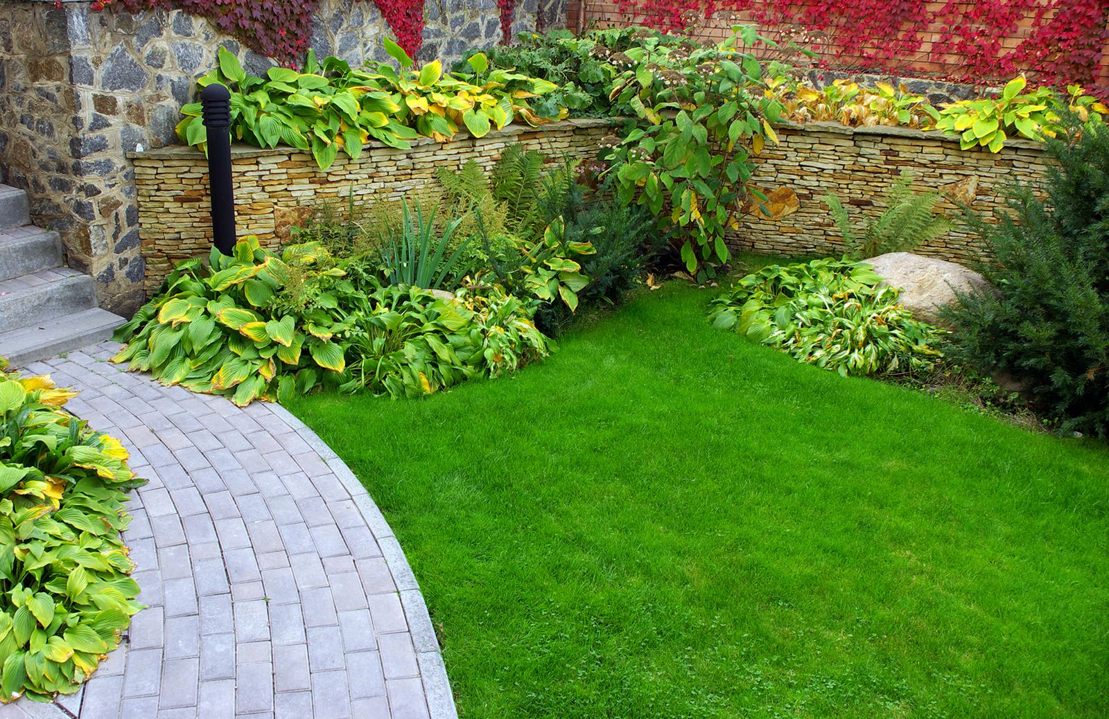 Lawn edging ideas: 12 ways to frame your garden | Homes and Gardens
