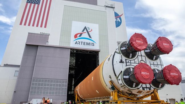 Watch NASA's massive Artemis 2 rocket core stage arrive in Florida ...