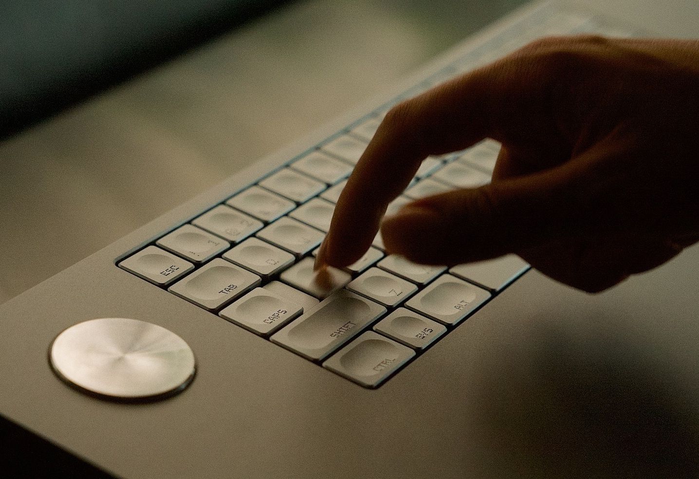 $1,600 aluminum Icebreaker keyboard breaks the bank — sports metal ...