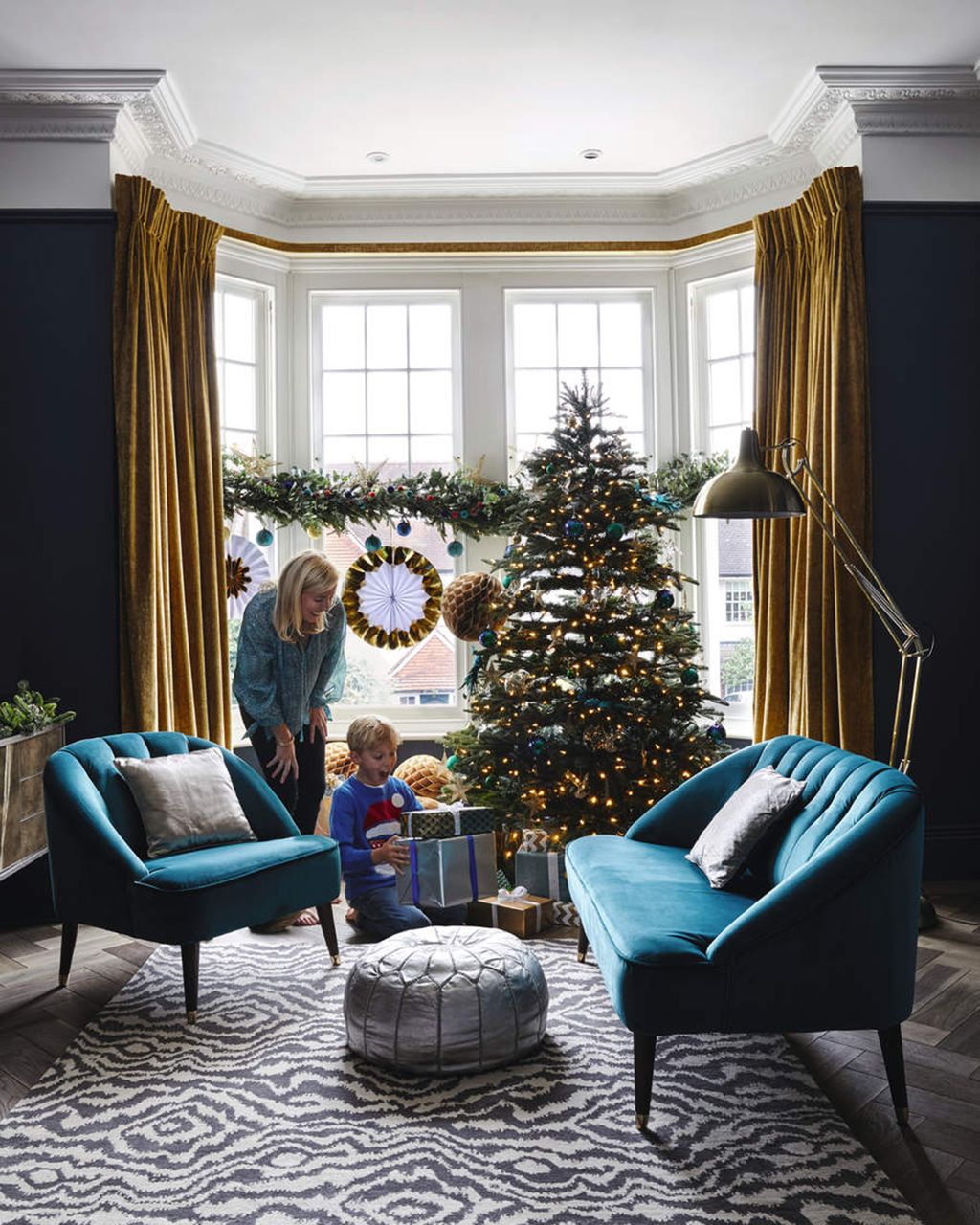 13 Christmas window displays to add a seasonality to sills | Real Homes