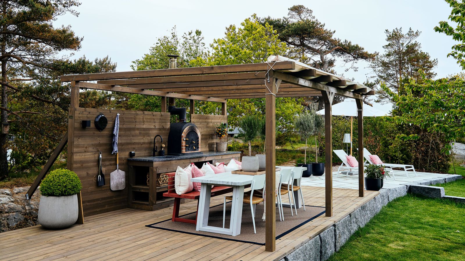 5 rustic outdoor kitchen ideas for a harmonious backyard | Homes and ...