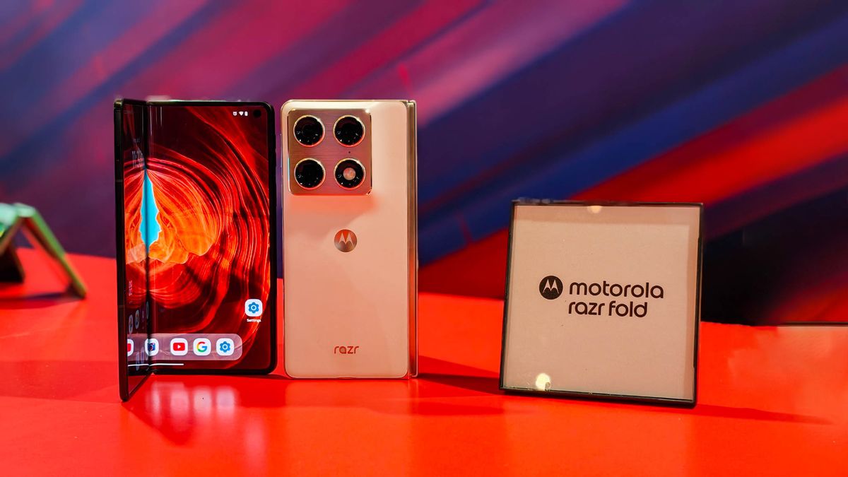 Flip Phones vs. Foldables: Why the Motorola Razr & Galaxy Z Fold Are So ...