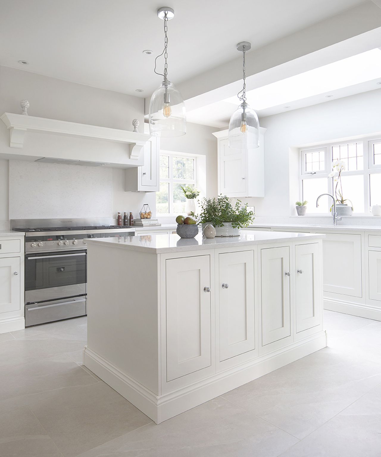 Small white kitchen ideas: 10 design tips for light kitchens | Homes ...
