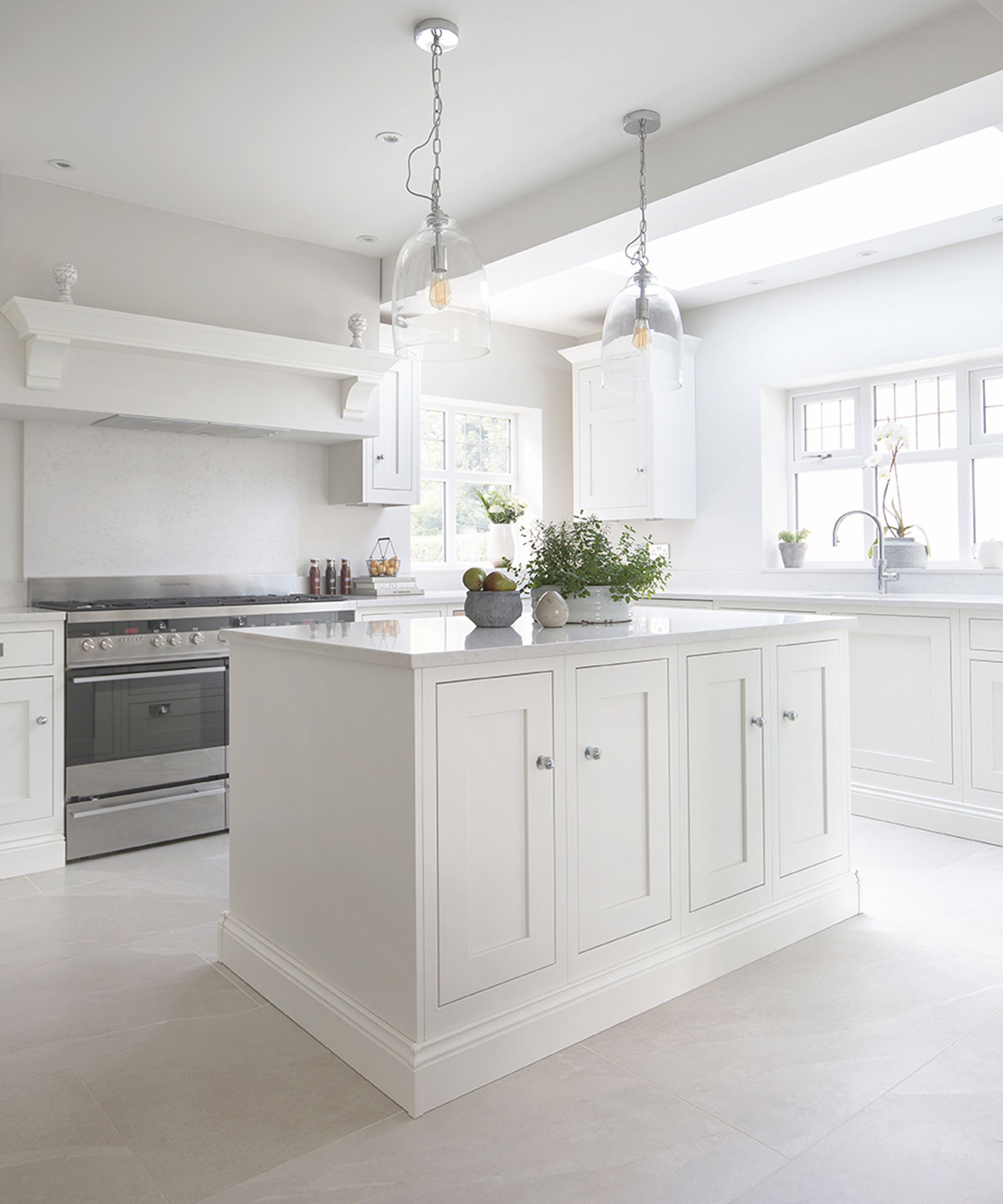 Small white kitchen ideas: 10 design tips for light kitchens | Homes ...