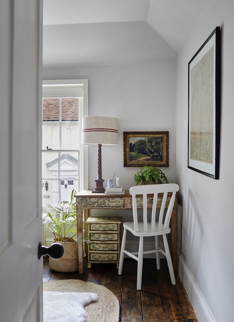Bedroom layout ideas with desk: 12 ways to arrange your space | Homes ...