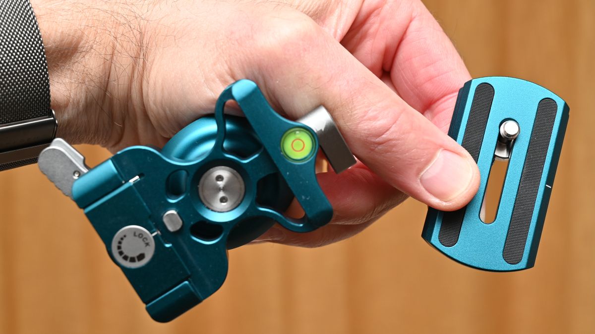 Benro Cyanbird Carbon Tripod with FS30 Head review: a travel tripod kit ...