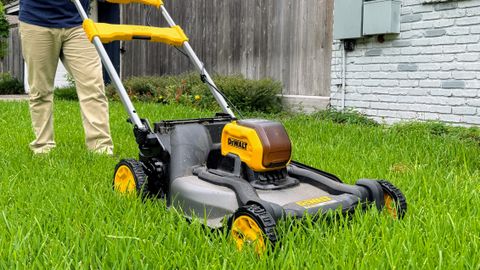 DeWALT DCMWSP244U2 Cordless Self-Propelled Mower review | Top Ten Reviews