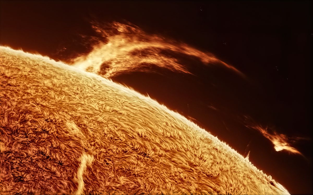 Astrophotographer captures stunningly detailed photos of our 'fuzzy ...