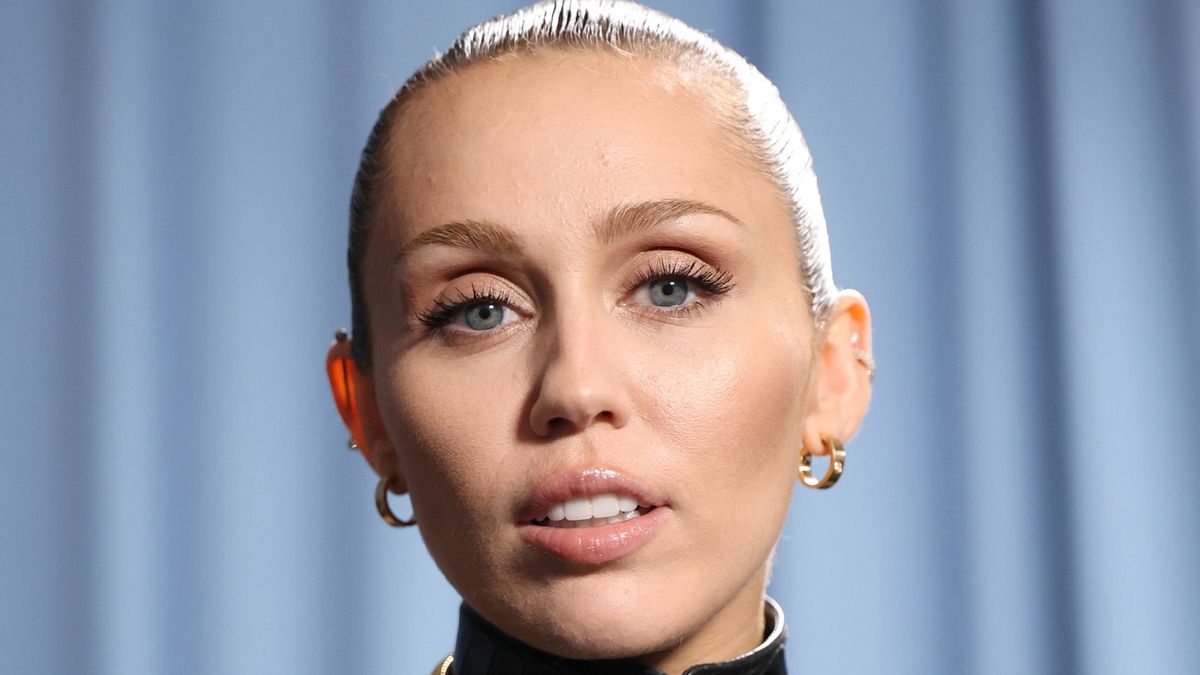 Miley Cyrus’s Micro Bangs Are On a World Tour | Marie Claire