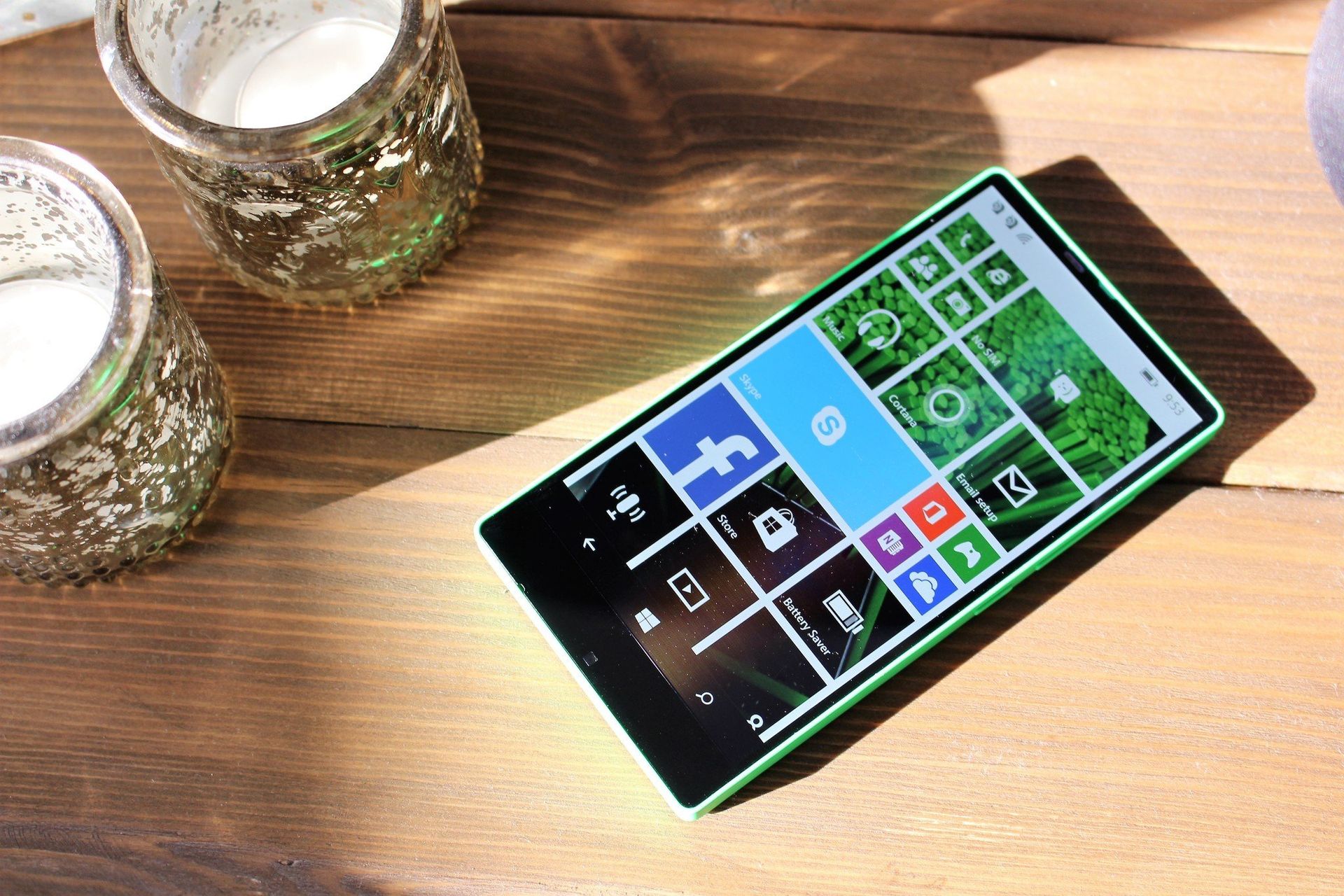 A look at Microsoft's unreleased 'all screen' Lumia Windows phone ...