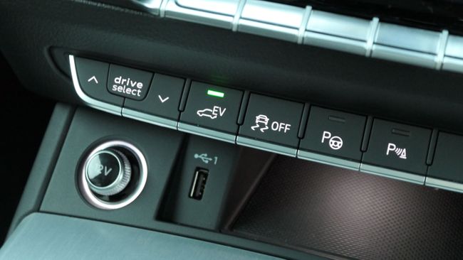 Audi Q5 TFSI e: Audi's plug-in hybrid SUV delivers a smooth ...