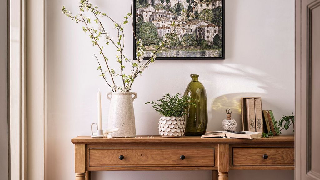 Brilliant benefits of decluttering your entryway table daily | Homes ...
