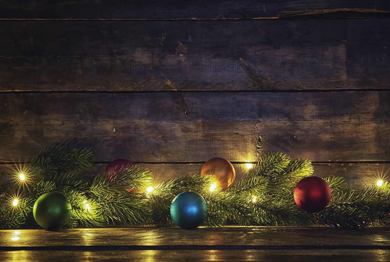 How to Keep Live Garlands From Drying Out | Livingetc