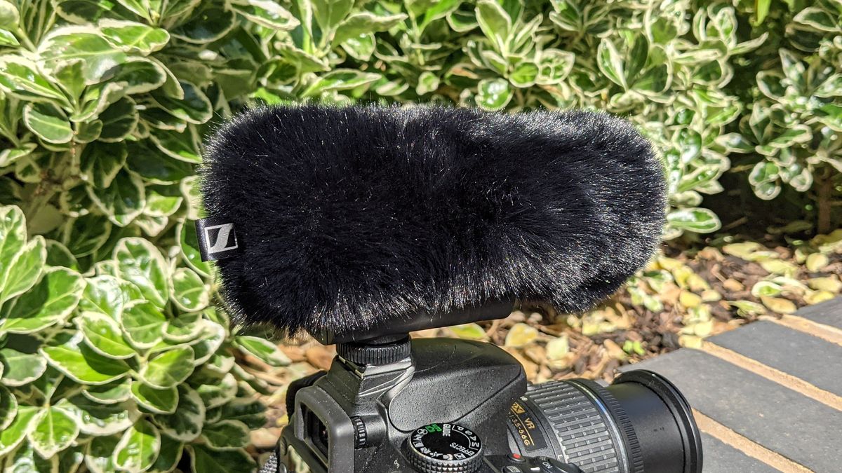 Sennheiser MKE 400 review: A phone-friendly mic for content creators ...