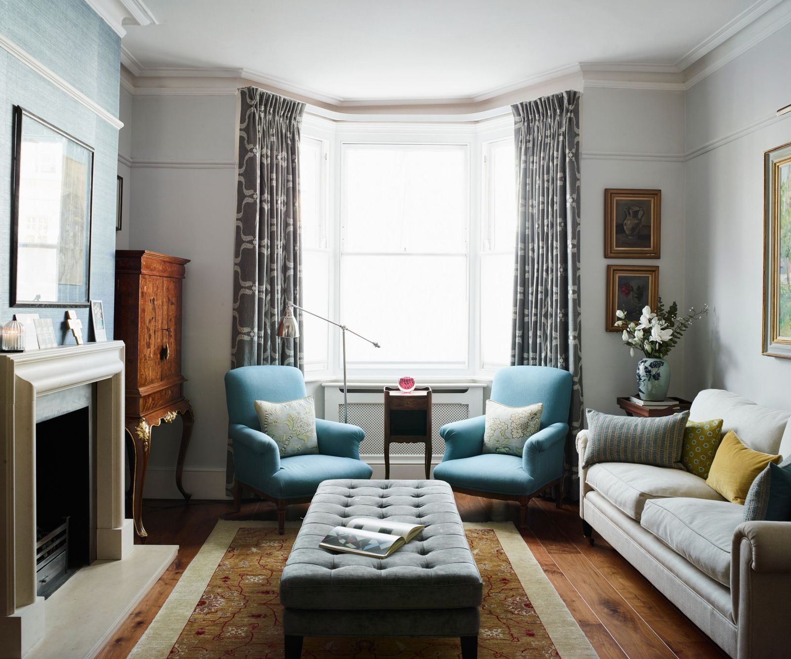 What rug color goes best with a gray couch? Interiors experts weigh in ...