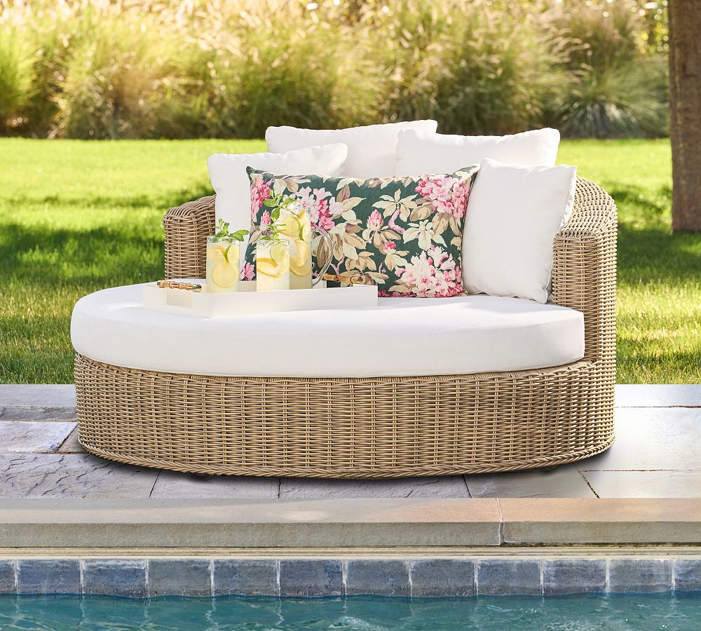 This Gorgeous Outdoor Daybed Is Serving Luxury on a Budget