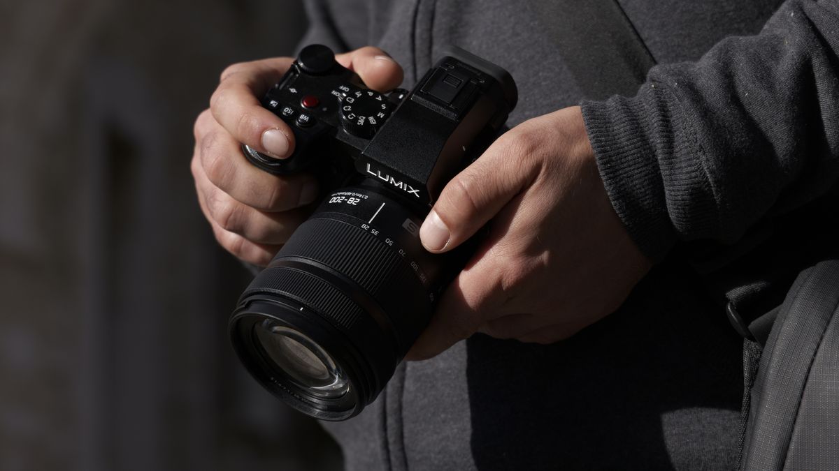 Panasonic claims another 'world’s first' with its shrunk-down superzoom ...