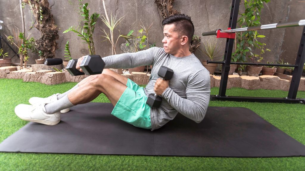 7 best dumbbell ab exercises for beginners to strengthen your core ...