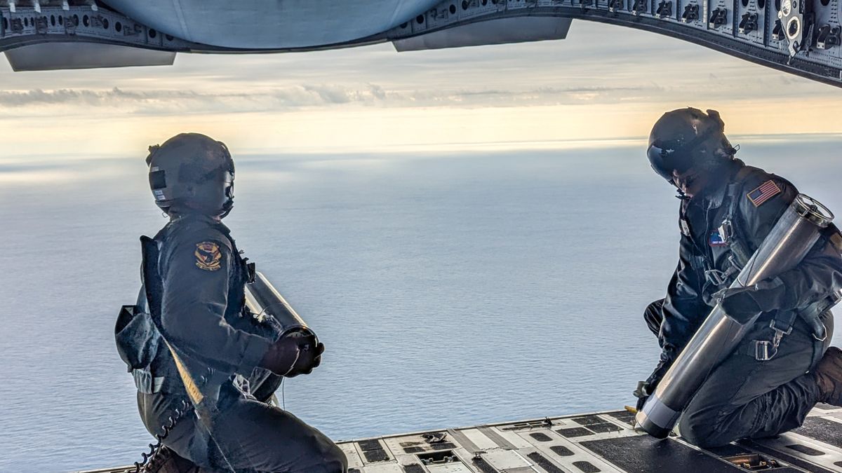 US military practices rescuing astronauts from the sea (photos) | Space