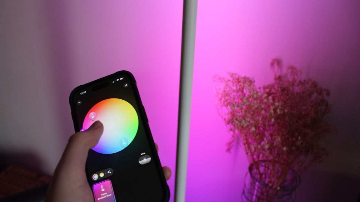 Philips Hue Signe Gradient Floor Lamp review: Four feet tall and ...