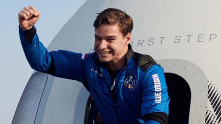 In photos: Blue Origin's 1st New Shepard passenger launch with Jeff ...