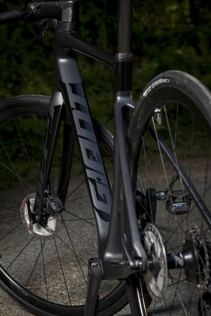 New Giant Defy range takes wider tyres and includes a power meter ...