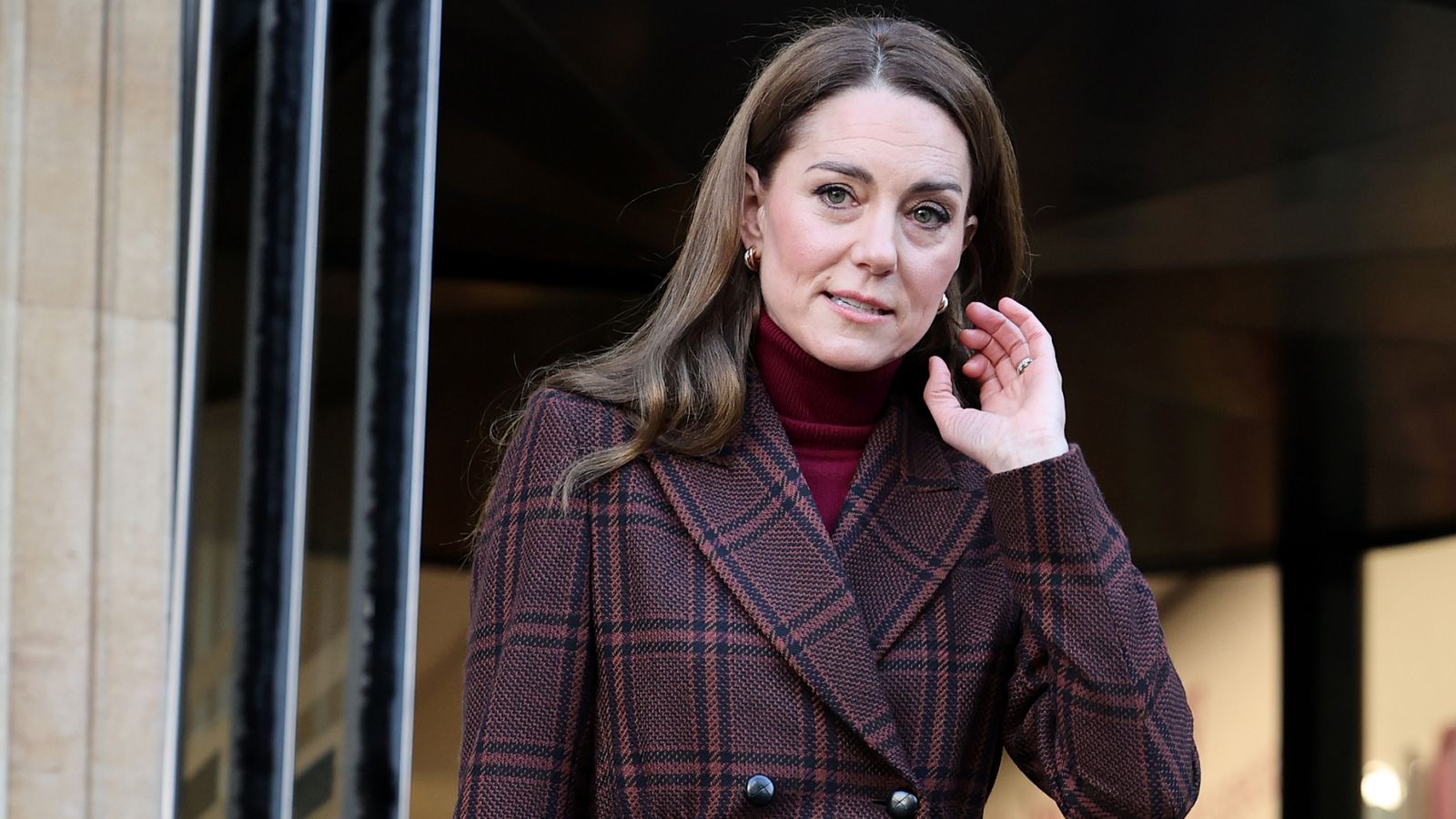 Kate Middleton Rocks a Chic New Smythson Bag and a Scarf Older Than ...