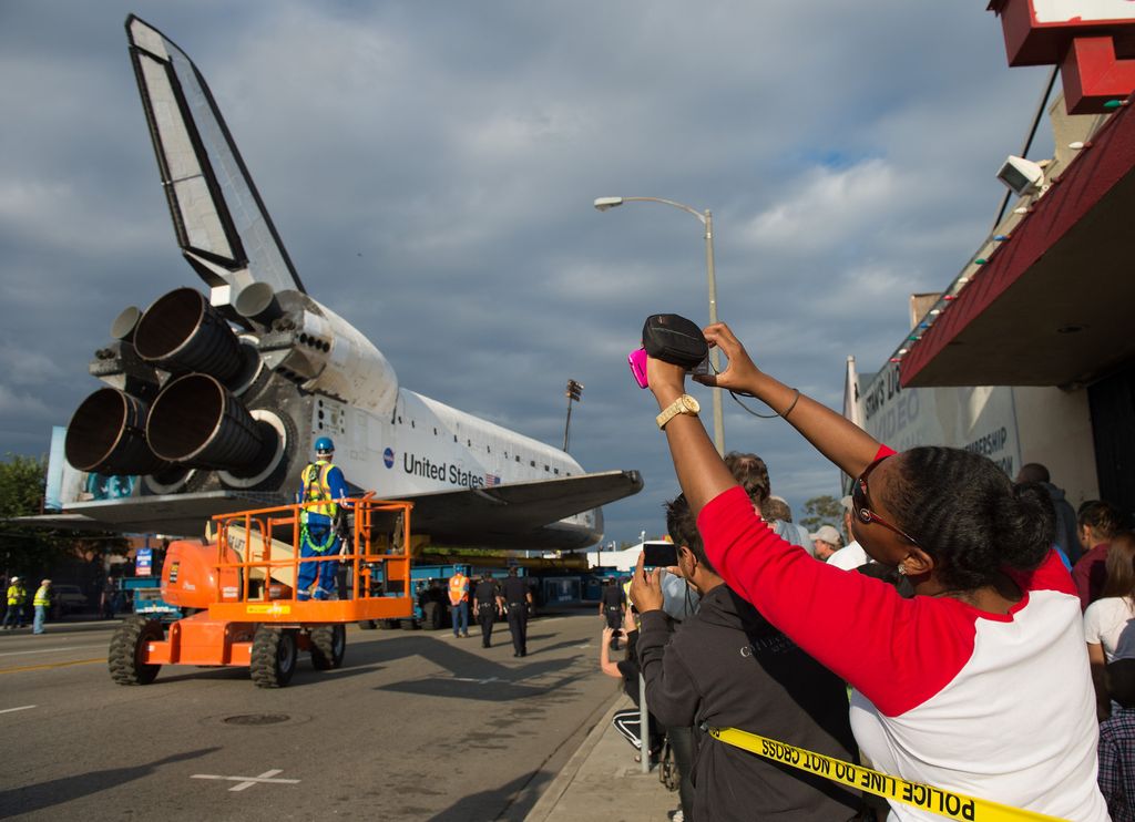 Space Shuttle Endeavour's Los Angeles Street Parade (Pictures) | Space
