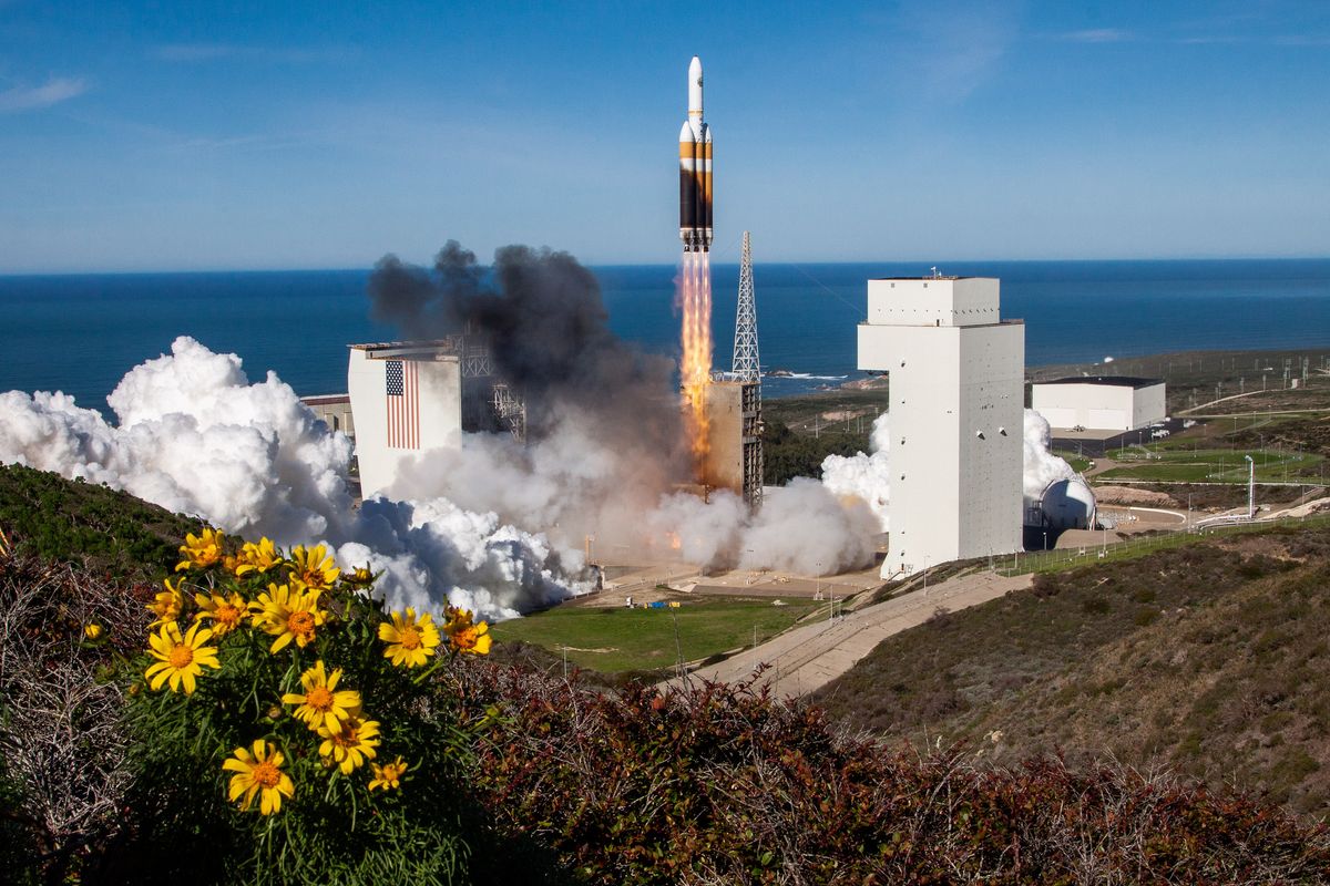 Launch Photos: Spy Satellite NROL-71 Soars on Secret Mission Atop Delta ...