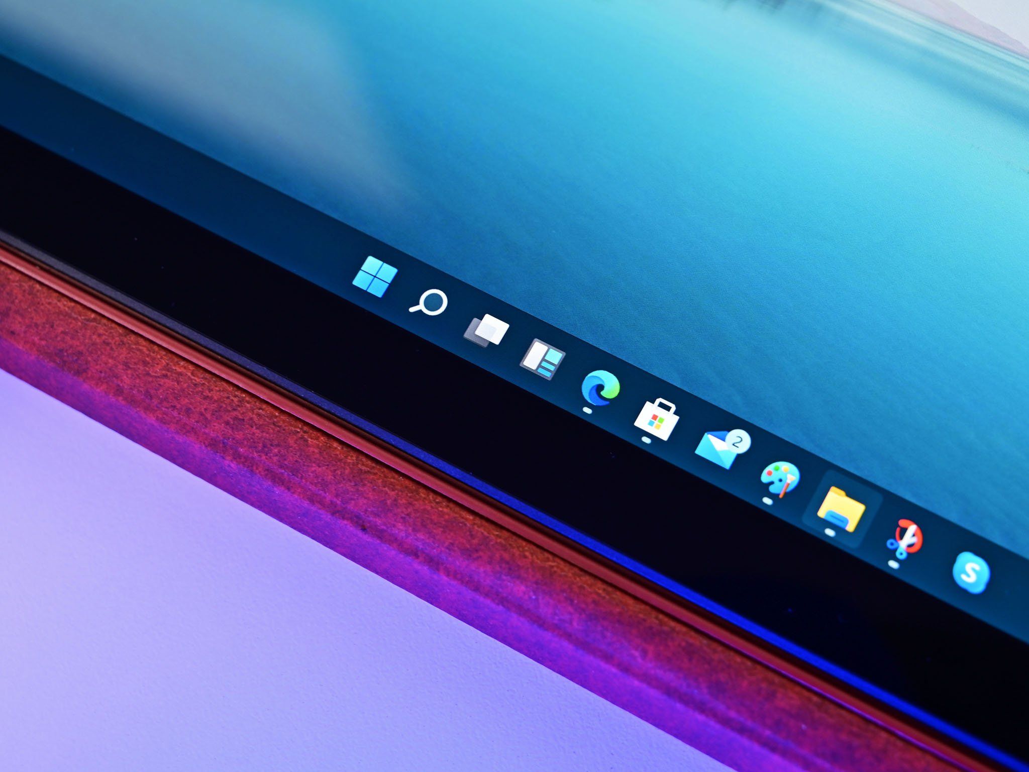 This free app lets you move the Windows 11 Taskbar to the top of the ...