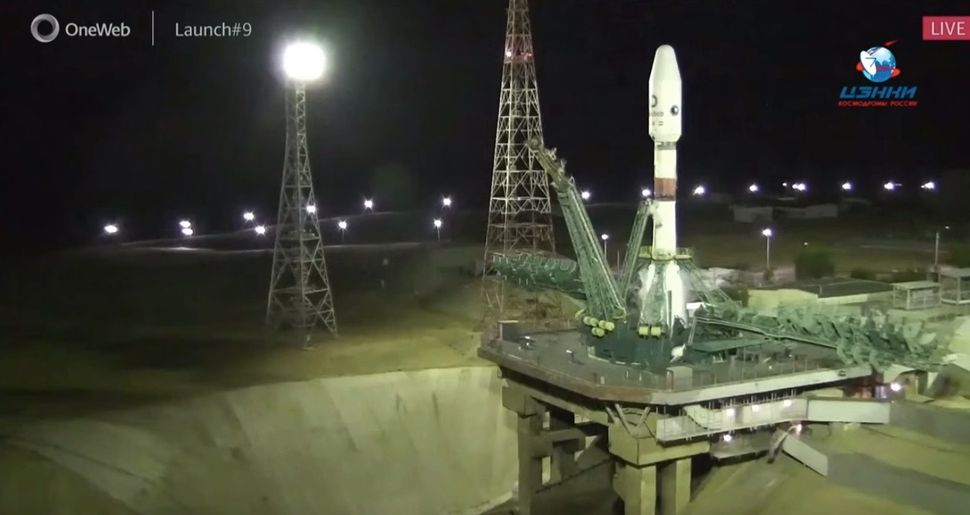 Arianespace Soyuz rocket aborts launch of 34 OneWeb internet satellites ...
