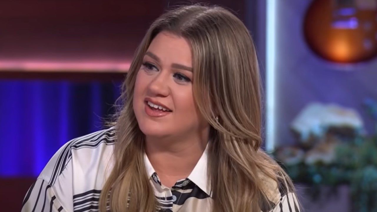 Quarantined Kelly Clarkson Is In DGAF Mode, Appears On Her Talk Show In ...