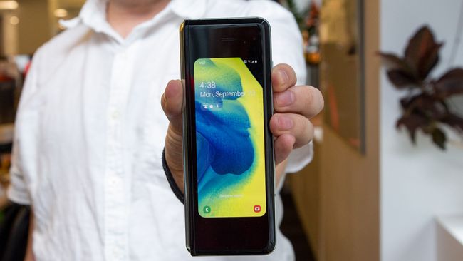 Motorola Razr 2019 vs Samsung Galaxy Fold | TechRadar