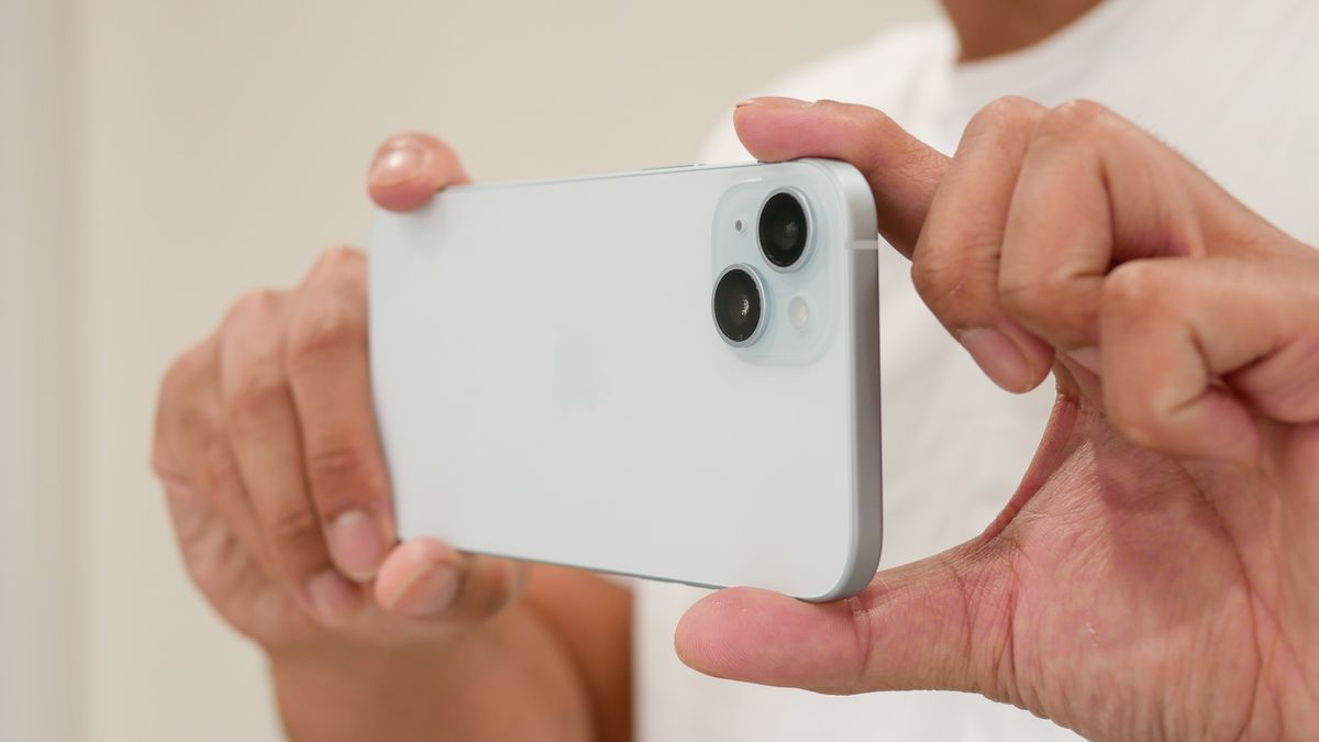 Apple iPhone 15 Plus review: Big screen, very big battery life | Tom's ...