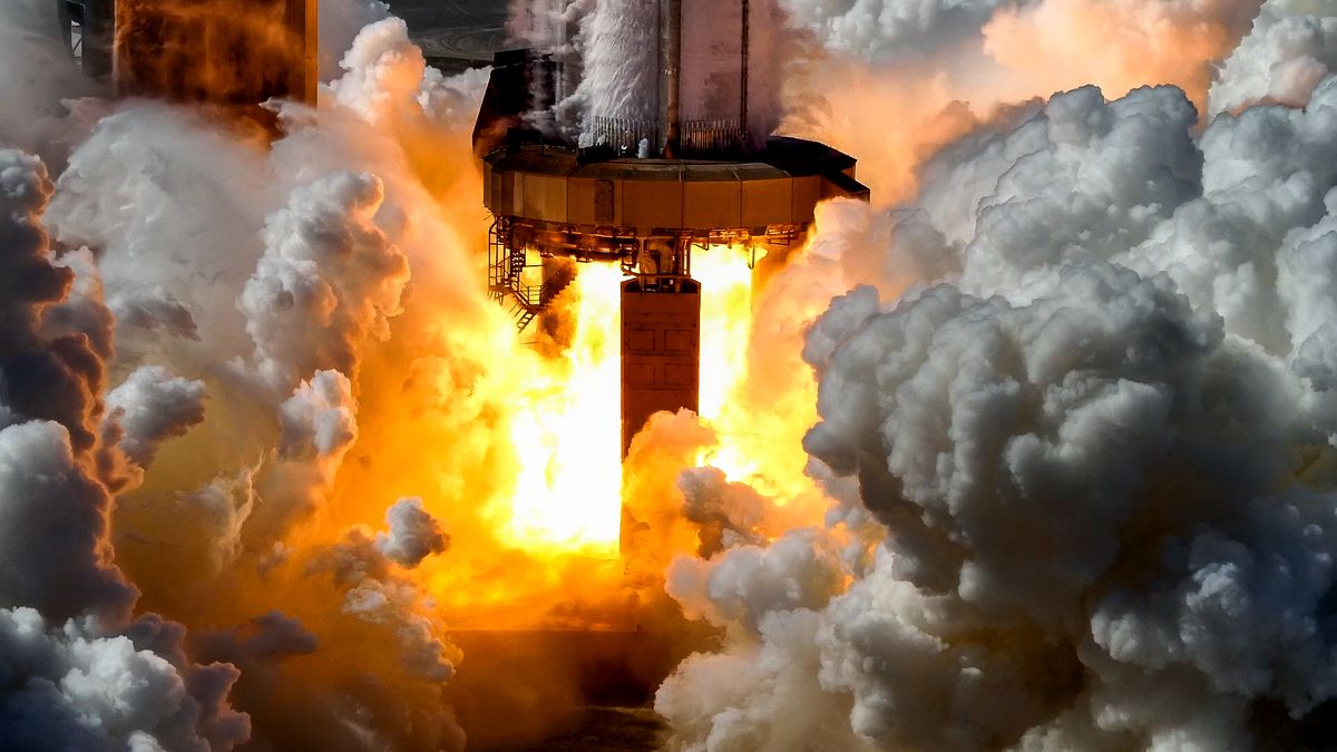 SpaceX fires up huge Super Heavy booster ahead of 4th Starship test ...