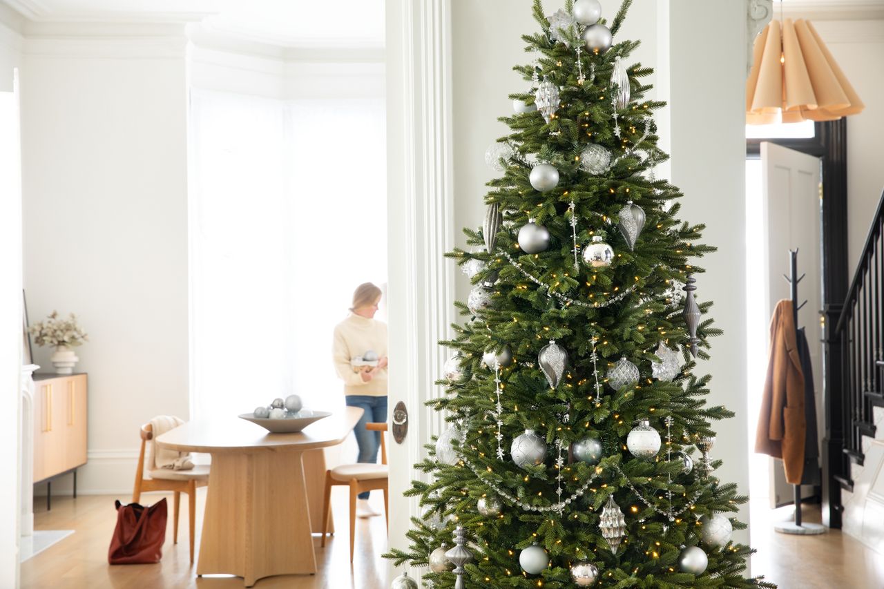 How to fluff a Christmas tree for fuller looking foliage | Livingetc