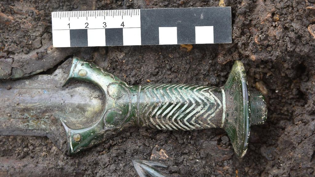 'Octagonal' sword from Bronze Age burial in Germany is so well ...
