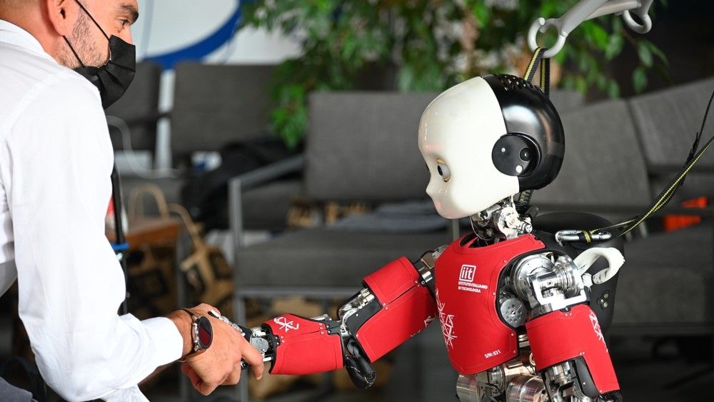 Human-like robot tricks people into thinking it has a mind of its own ...