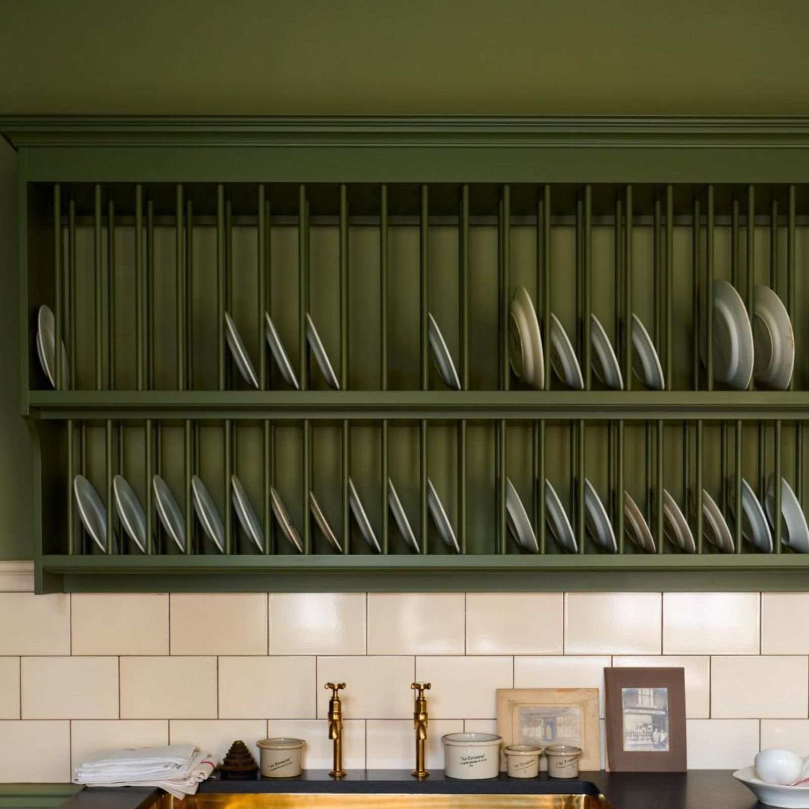 5 kitchens with plate racks that exude rustic charm | Homes and Gardens