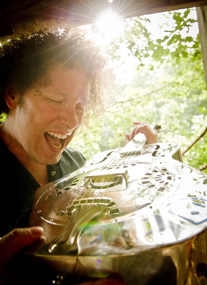 Interview: Ned Evett Discusses His Fretless, Glass-Fingerboard Guitars ...