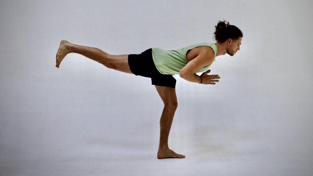 An expert trainer recommends these 10 yoga moves to strengthen your ...