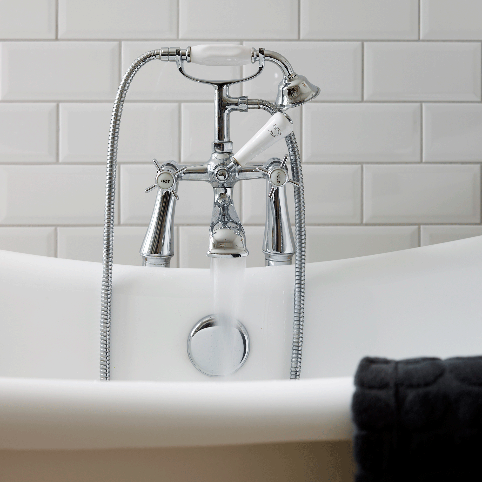 How to fix a cracked bath yourself with professional advice | Ideal Home