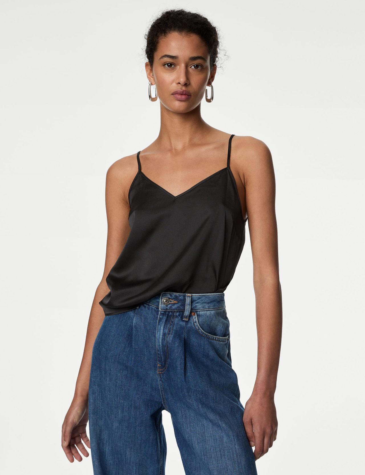 9 Black Top With Jeans Outfits That Are Uncomplicated Yet So Chic | Who ...