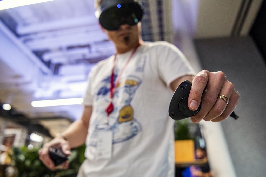 Looks Like The Quest Pro Controllers Battery Lasts Longer Than We Thought Android Central